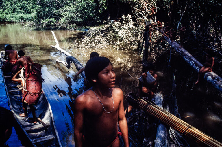 Pueblo Yanomami, una visión idílica y una realidad. – Costa de Venezuela